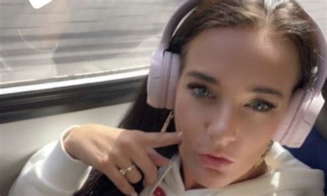 Bizarre Beelden Nicol Kremers Speelt Met Zichzelf In Volle Ns Trein