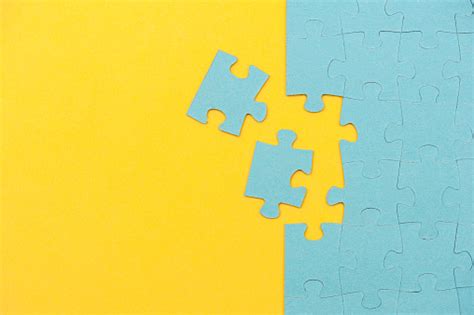 노란색 배경에 누락 된 조각과 파란색 퍼즐 배경 위쪽 보기 0명에 대한 스톡 사진 및 기타 이미지 0명 개념 노랑 Istock