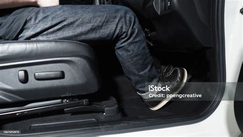 가속 및 브레이크 앞을 운전하기 위해 자동차의 발 페달을 누르는 가속기와 브레이크 페달을 차 안에서 장착할 수 있습니다 차의 가속 페달을 밀어 자동차를 운전 하는 드라이버