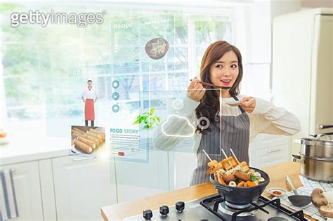 사물인터넷 컴퓨터네트워크 컴퓨터장비 첨단기술 4차산업혁명 홀로그램 초현대적 컨셉 홈오토메이션 기술 이미지