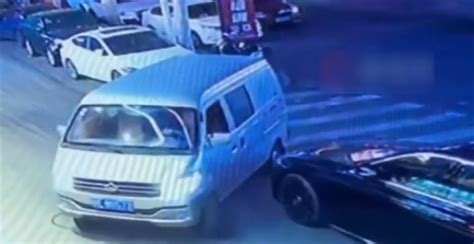 百万新车被剐蹭 车主仅让对方擦一下车是开的不能供着 腾讯新闻