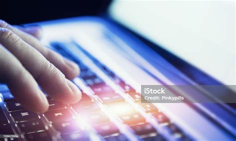 사무실에서 노트북 키보드에 입력 하는 남성 손의 근접 촬영 시각 효과 조명탄입니다 경영자에 대한 스톡 사진 및 기타 이미지 경영자 남성 남자 Istock