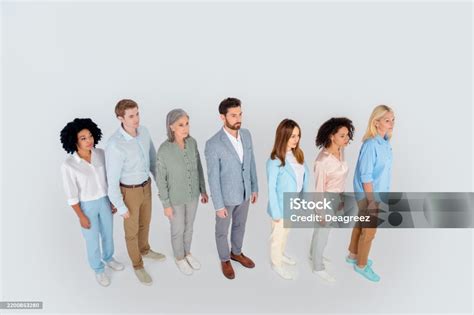 팀워크와 협업을 상징하는 회색 배경에 단결하여 서 있는 다양한 비즈니스 전문가 그룹 평면도 25 29세에 대한 스톡 사진 및 기타 이미지 Istock