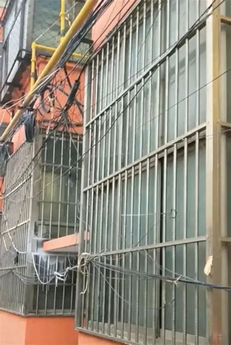 邢台123沙河一小区电线乱拉乱搭犹如蜘蛛网