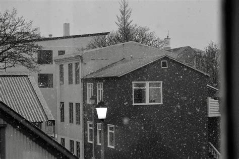 흰색과 검은색 콘크리트 건물 사진 Unsplash의 무료 눈 이미지