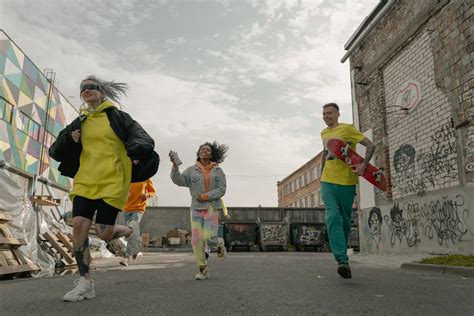 10대 거리 예술 건축 그래피티 그룹 낙서 벽 낮 놀고있는 친구 다문화 다양성 다이나믹한 다채로운 단란함 달리는 도시 도시의 도시의 삶 라이프