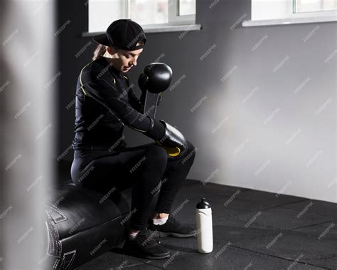 보호 장갑을 씌우고 여성 권투 선수의 모습 무료 사진