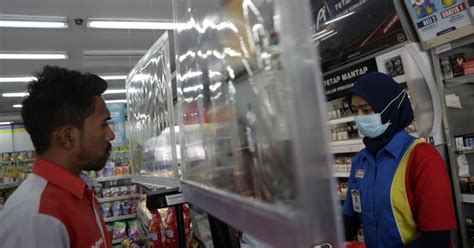 코로나19 플라스틱 가림막 설치된 인도네시아 상점