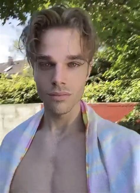 Pin On U O M O B E L L O