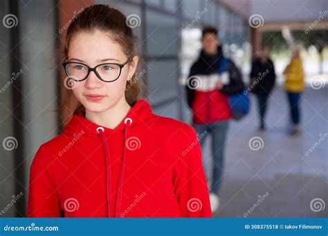 Linda Chica Adolescente Caminando Por La Calle Foto De Archivo Imagen De Humor Petate