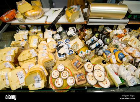 Shelf Food In Supermarket Cheese Banque De Photographies Et Dimages à Haute Résolution Alamy