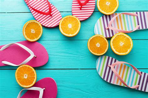 여름 재미 시간과 플립 플롭 파란색 나무 배경에 슬리퍼와 오렌지 과일입니다 조롱과 그림 맨 위 보기 복사 공간 0명에 대한 스톡 사진 및 기타 이미지 Istock