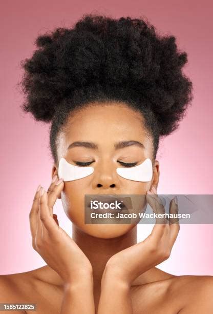 피부과 웰빙 및 스킨케어 광채를 위한 여성의 피부 안대 또는 안면 마스크 콜라겐 디톡스 그리고 핑크색 스튜디오 배경에 자기