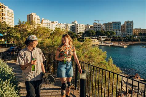 스케이트 보드와 롤러 블레이드를 좋아하는 남자와 여자가 공원에서 하루를 보냅니다 20 24세에 대한 스톡 사진 및 기타 이미지