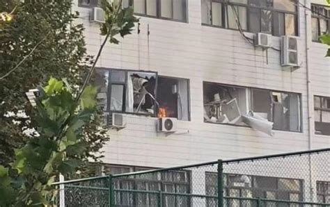 浓烟滚滚，一高校天然药化实验室起火 澎湃号·政务 澎湃新闻 The Paper