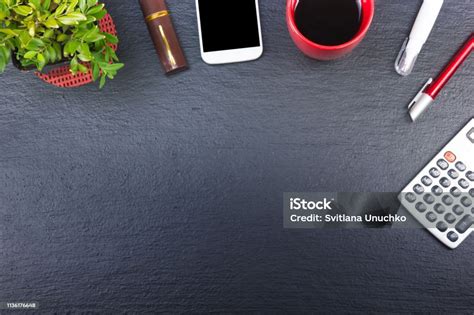 컴퓨터 펜과 커피 한잔 많은 것을 가진 까만 사무실 책상 테이블 복사 공간이 있는 평면도 검은색에 대한 스톡 사진 및 기타