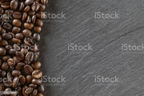 검은 카페인 아침 식사 배경에 커피 콩 어두운 에스프레소 음식 이나 음료 한 잔 돌에 모듬 지상 과 인스턴트 갈색 구운 커피 씨앗 복사 공간 상단 보기 가방에 대한 스톡