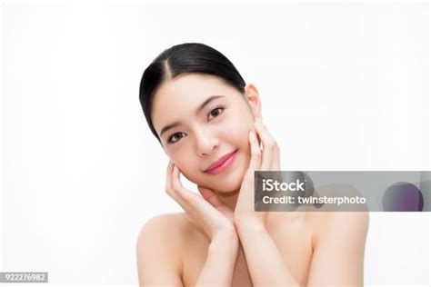 젊은 아름다움 아시아 얼굴 아름 다운 여자는 흰색 배경 위에 절연 의료 및 스킨케어 개념 건강한 생활방식에 대한 스톡 사진 및 기타 이미지 Istock