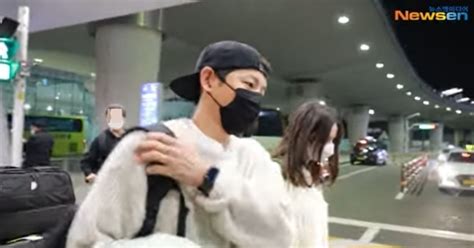 ‘열애 인정 송중기 英 여자친구와 귀국할 때도 숨기지 않았다