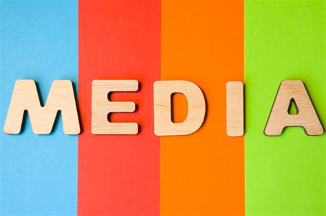 4 색상의 배경에서 3d 문자로 구성 단어 미디어는 파랑 빨강 오렌지 및 녹색 저장 하 고 정보 또는 데이터를 제공 하는 데 사용 하는 도구로 서 미디어의 개념 디자인