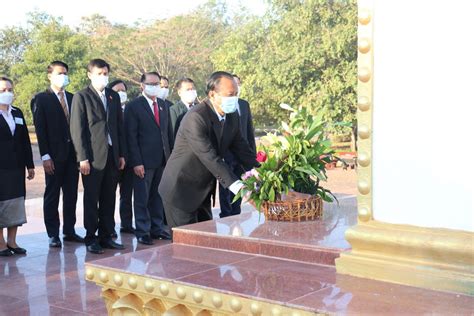 ການນໍາ ສະຖາບັນການເມືອງ ແລະ ການປົກຄອງແຫ່ງຊາດ ວາງກະຕ່າດອກໄມ້ໜ້າຮູບຫຼຼໍ່ ປະທານ ໄກສອນ ພົມວິຫານ