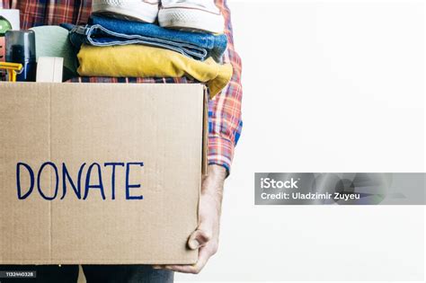 의류 기증 및 음식 기증 개념 옷 신발 및 위생 용품으로 기부 상자를 들고 있는 남자 복사 공간 가족에 대한 스톡 사진 및 기타