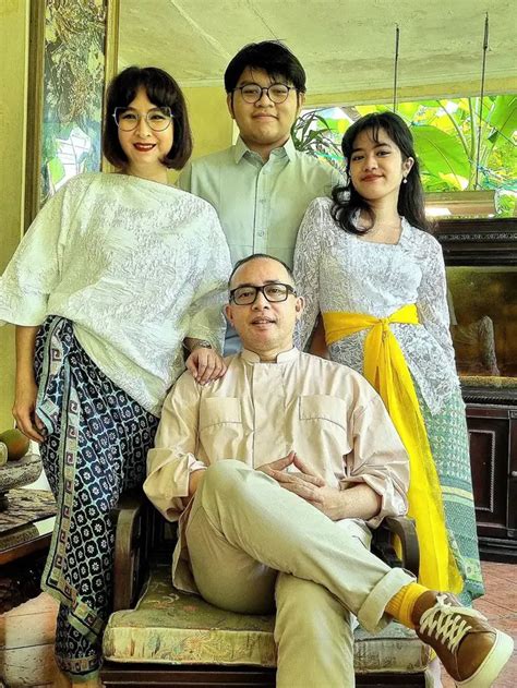 Gaya Lebaran Keluarga Tiga Sekawan Alumni Gadis Sampul 90an Cut Tari Ersa Mayori Novita Angie