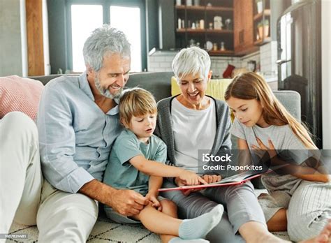 손자 가족 자녀 조부모 할아버지 함께 행복 할머니 책 읽기 학습 교육 이야기 재미있는 여가 교육 스토리 텔링 소녀 시니어 소년 웃는 손녀 조부모에 대한 스톡 사진 및 기타