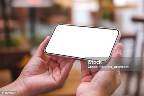 카페에서 빈 데스크톱 화면으로 휴대 전화를 들고있는 여성의 모형 이미지 35 39세에 대한 스톡 사진 및 기타 이미지 35 39세 가득 찬 공란 Istock