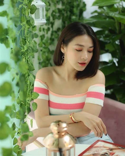 ထိရက်စရာမရှိအောင် ဝင်းမွတ်လှပနေပြီး အရုပ်မလေးအလား ထင်မှတ်ရလောက်အောင် ခ