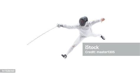 펜싱 의상과 마스크를 입은 남성 펜서의 조감도는 하얀 배경에 고립 된 작은 검과 훈련을 들고 있습니다 스포츠 에너지 기술 펜싱에 대한 스톡 사진 및 기타 이미지 Istock
