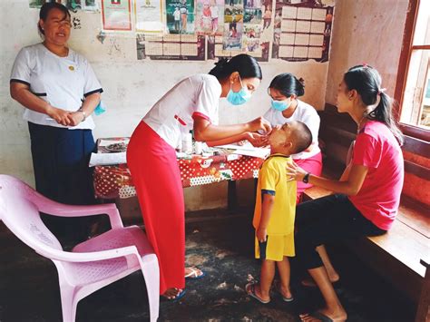 မိုင်းငေါ့မြို့ ကွန်‌ကောက်‌ကျေးရွာ၌ ကလေးငယ်များအား ဗီတာမင်‌အေနှင့် သန်ခ