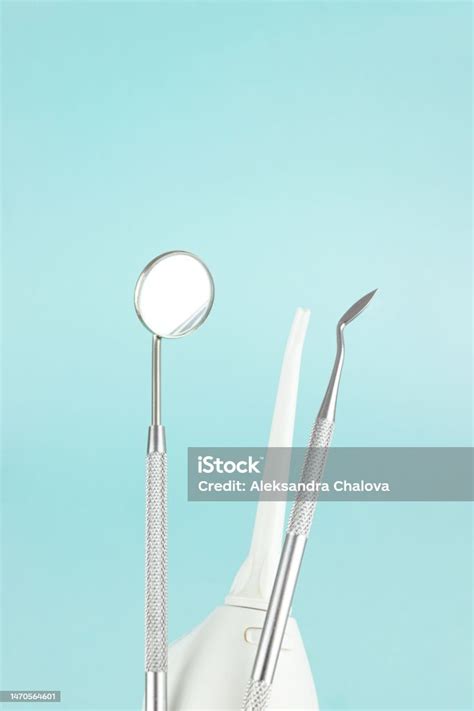 파란색 배경에 치아와 치과 기구 치과 치료 치과 의사 도구는 거울입니다 텍스트 공간을 복사합니다 0명에 대한 스톡 사진 및 기타