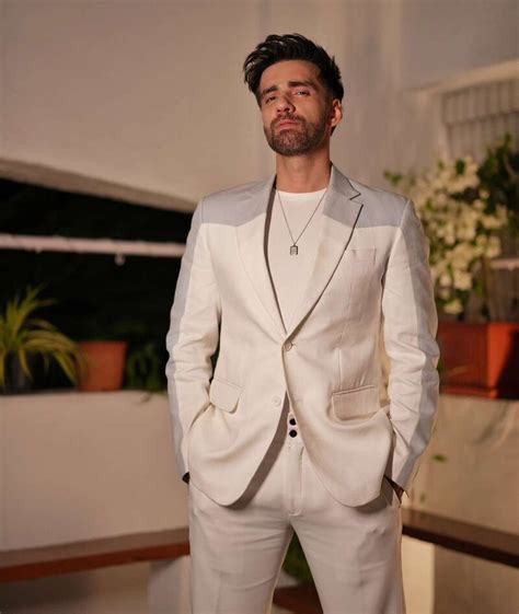 Avinash Tiwari Meets An Emotional Fan During His Visit To Kashmir Actor Recites His Famous