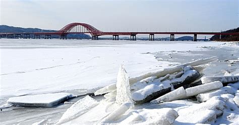 꽁꽁 얼어붙은 한강