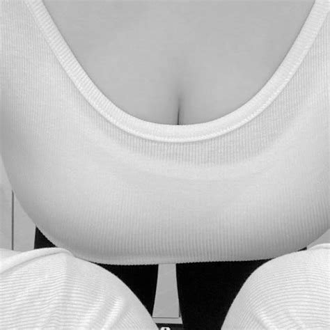 男の人って咥えられてる時、仁王立ちで何考えてるんだろ？