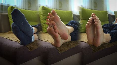 性感的青少年业余爱好者炫耀她的裸脚恋足癖