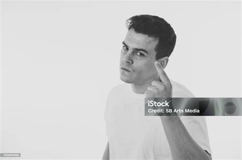 분노와 미친 보여주는 치아와 흰색 배경에 고립 주먹 보고 화가 얼굴로 매력적인 젊은 백인 남자의 초상화를 닫습니다 사람들 인간의 얼굴 표정과 감정 감정에 대한 스톡 사진 및