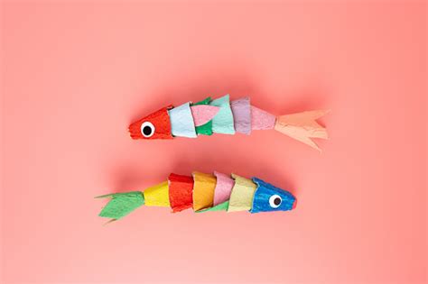 빈 재활용 달걀 상자 판지로 만든 창의적인 공예품으로 생생한 색조로 칠해진 조각과 바보 같은 눈을 가진 두 마리의 다채로운