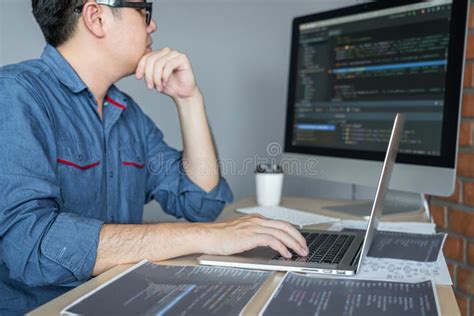 Dos Programadores Profesionales Que Cooperan Y Trabajan En Un Proyecto De Sitio Web En Un