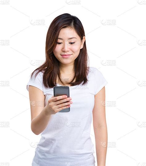 一个中国女人在用智能手机