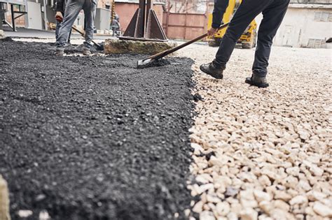 새로운 아스팔트를 누워 구덩이를 덮고 잔해에 작업자는 삽을 들고 아스팔트 루트를 사용하여 부드럽고 뜨거운 아스팔트를 만듭니다 거리에 대한 스톡 사진 및 기타 이미지 Istock