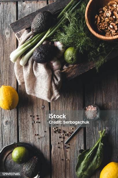 요리 녹색 허브 시금치 딜 파슬리 흰색 배경에 고립 된 나무 상자에 아보카도 고수에 대한 스톡 사진 및 기타 이미지 고수 골파 다양 Istock