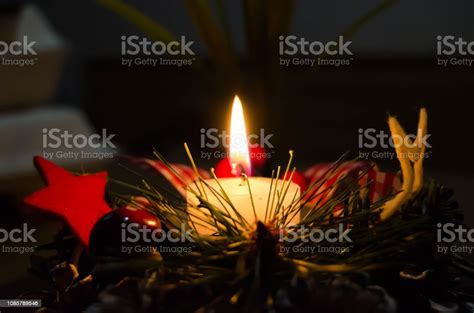 눈과 나무 배경 축제 분위기와 우아한 촛불과 크리스마스 장식 굽기 0명에 대한 스톡 사진 및 기타 이미지 0명 12월 2019년 Istock