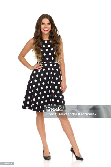 폴카 도트와 하이힐에 검은 칵테일 드레스에 아름다운 젊은 여자 전면 뷰 서 있기에 대한 스톡 사진 및 기타 이미지 서 있기 여자 한 명의 여자만 Istock