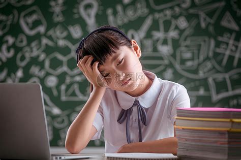 疲劳的小学女生高清图片下载 正版图片507667732 摄图网