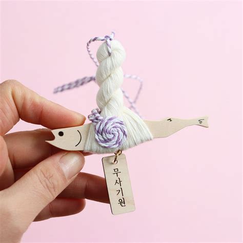 New[마켓유니버스]차량용 액막이 명태 겨울 명주실버전 아이디어스