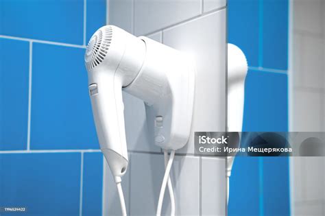 호텔 파란색 세라믹 배경의 벽에 매달려 흰색 플라스틱 헤어 드라이어 가구에 대한 스톡 사진 및 기타 이미지 가구 건조한 고급 호텔 Istock