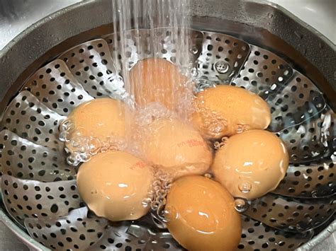 삶은 계란을 찬물에 넣지 마세요 이렇게 하면 1초 만에 껍질이 까집니다 텐꿀팁