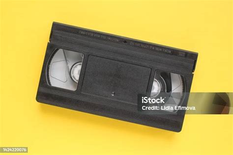 노란색 배경에 검은 Vhs 비디오 테이프 레코더 카세트 비디오 테이프에 대한 스톡 사진 및 기타 이미지 비디오 테이프 공란 더미 Istock